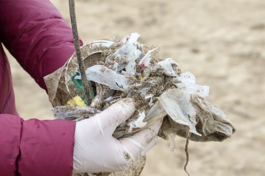 Contaminación: más del 80% de los residuos encontrados en las playas bonaerenses son plásticos ...